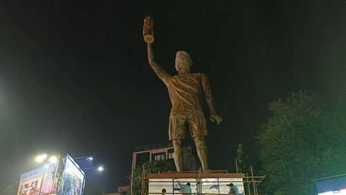 Patung Raksasa Lionel Messi di India yang Bikin Salfok, Mirip Ronaldo?
