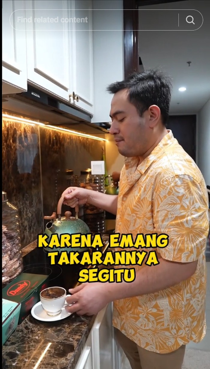 Selalu Heboh! Potret King Nassar Ngemil Cilok hingga Borong Durian