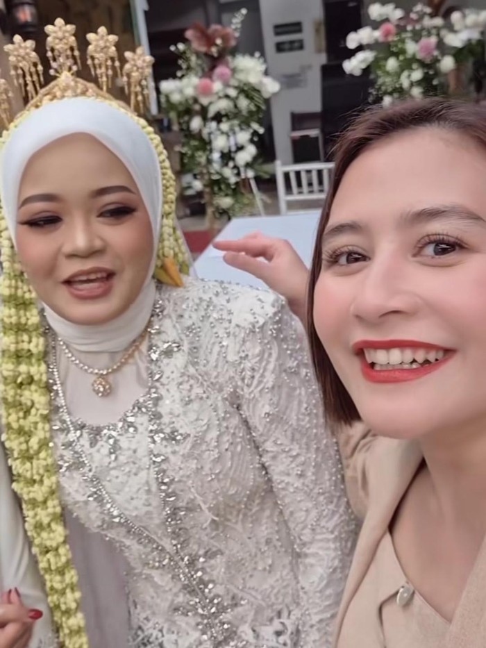 Momen Prilly Latuconsina Kasih Surprise Datangi Nikahan Salah Satu Fans ...