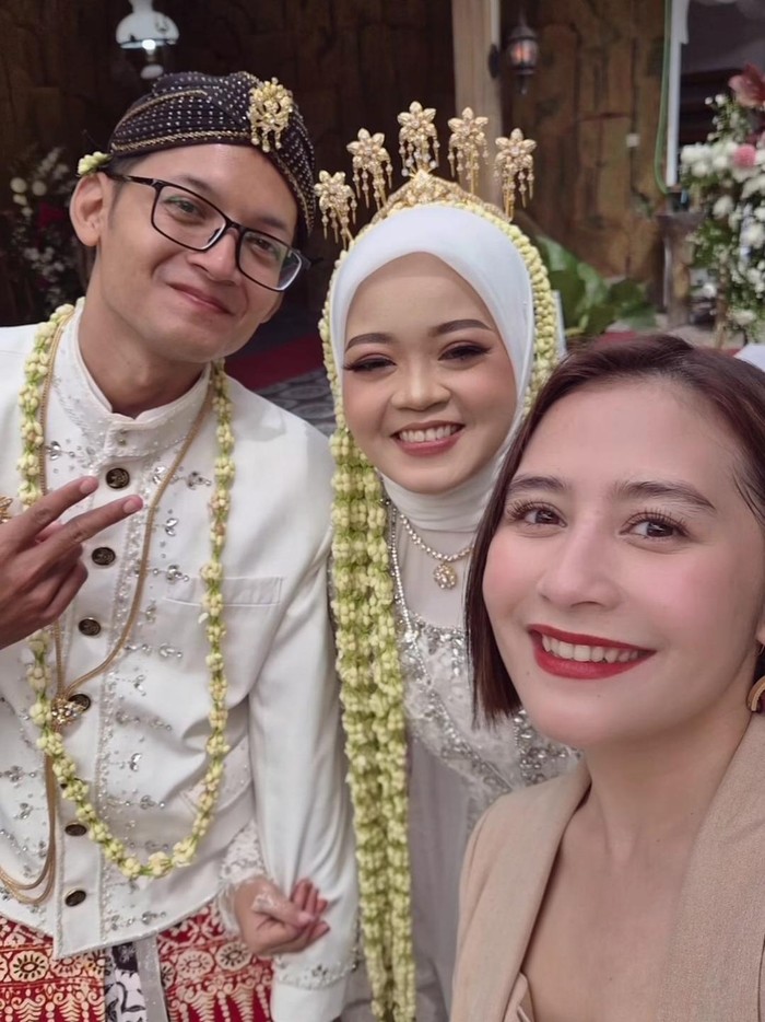 Momen Prilly Latuconsina Kasih Surprise Datangi Nikahan Salah Satu Fans ...