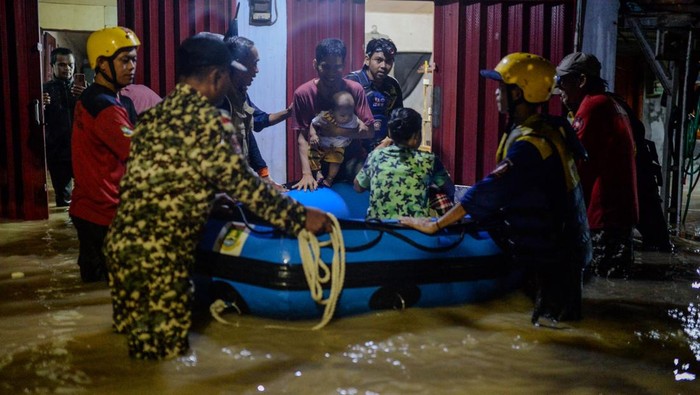 Hujan Tak Henti, Banjir Rendam Permukiman dan Jalur Kereta di Cilegon