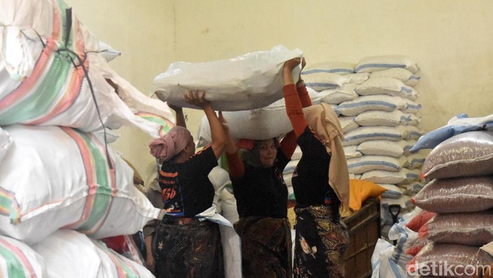 Potret Kuli Panggul di Pasar Pabean Surabaya