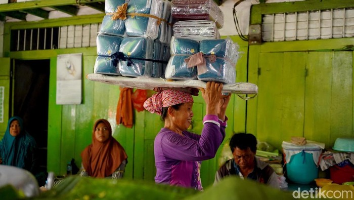 Potret Kuli Panggul di Pasar Pabean Surabaya