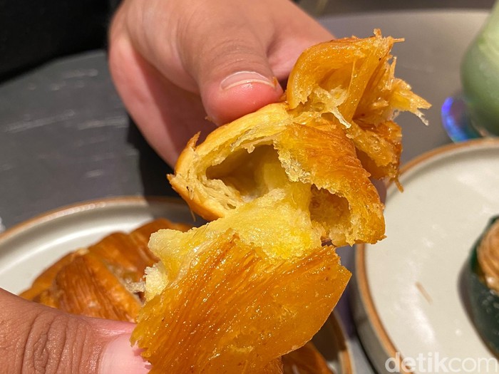 Unik! Ada Salt Bread Croissant yang Flaky di Bakery Ini