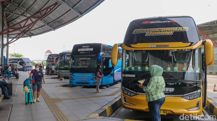 Jelang Libur Akhir Tahun, Aktivitas Penumpang Meningkat di Terminal ...