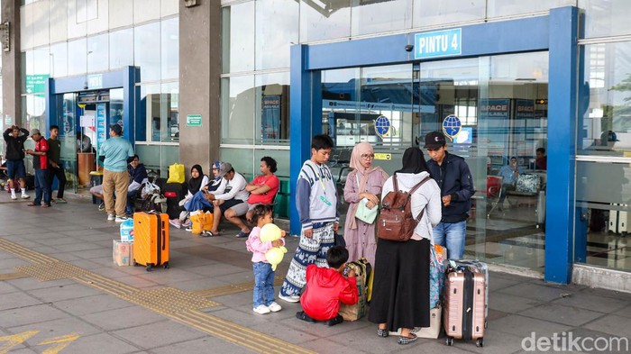 Jelang Libur Akhir Tahun, Aktivitas Penumpang Meningkat di Terminal ...