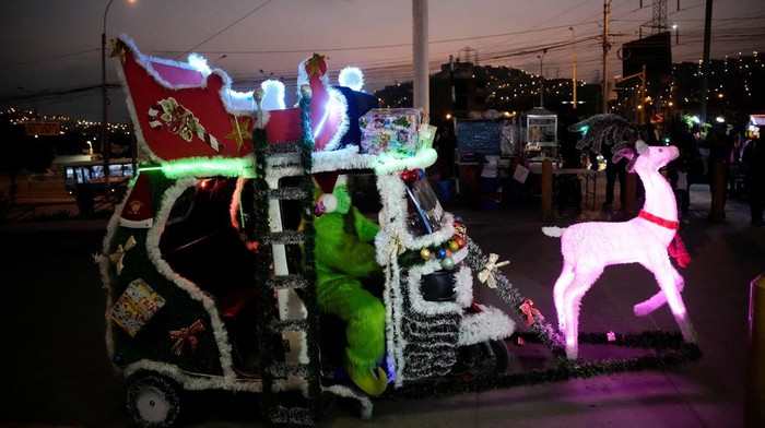 Ojek Unik Pembawa Harapan Natal di Lima