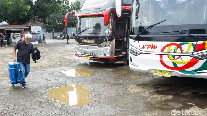 Puncak Mudik Nataru, Terminal Pondok Pinang Dipadati Pemudik