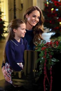 Kejutan Natal, Kate Middleton dan Putri Charlotte Duet Main Piano