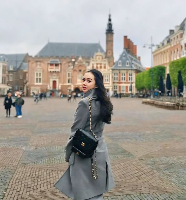 7 Gaya Chic Aura Kasih, Pakai Koleksi Tas Chanel hingga Hermes