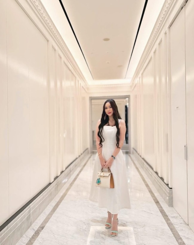 7 Gaya Chic Aura Kasih, Pakai Koleksi Tas Chanel hingga Hermes