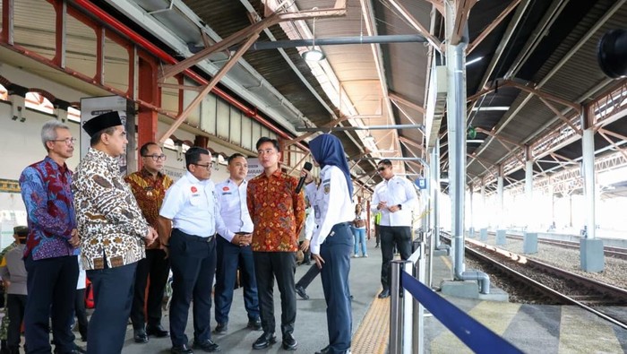 Saat Gibran Kunjungi Stasiun Tawang Semarang
