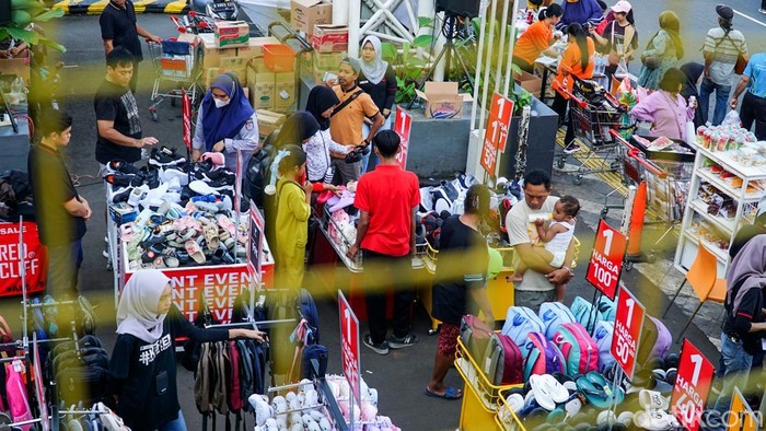 Belanja dan Rekreasi, CFD Margonda Dipadati Pemburu Diskon