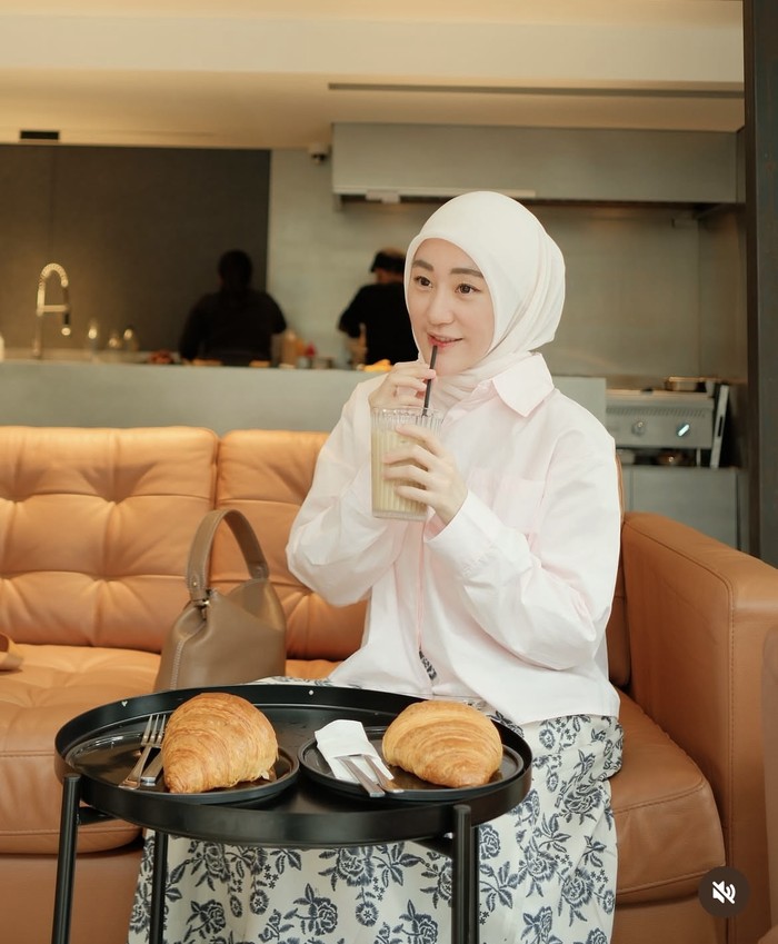 Larissa Chou Hobi Cafe Hopping, Minum Kopi hingga Ngemil Dessert