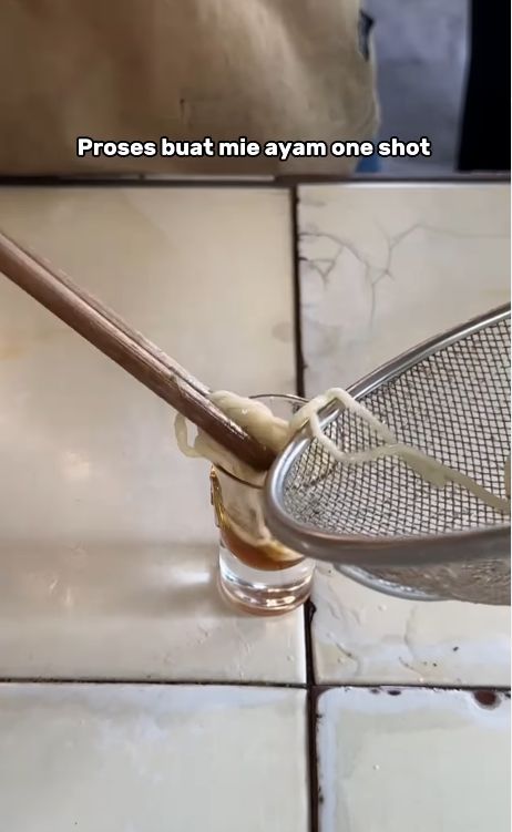 Viral! Kreasi Mie Ayam 'One Shot' di Bantul Pakai Gelas Sloki
