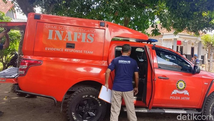 Tim INAFIS Polda Jatim Olah TKP Sekeluarga Ditemukan Tewas di Situbondo