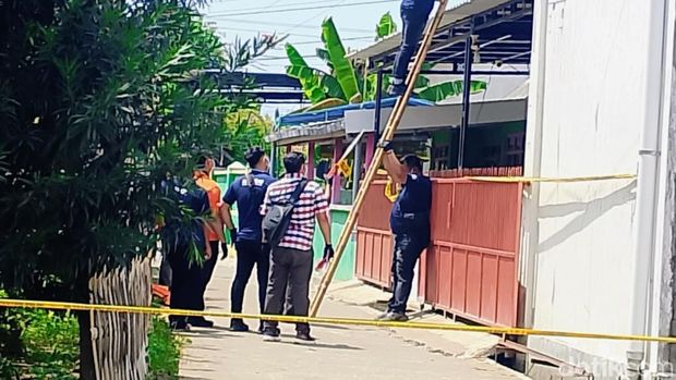 Tim INAFIS Polda Jatim Olah TKP Sekeluarga Ditemukan Tewas di Situbondo