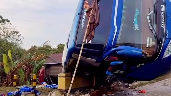 Bus Bintang Timur Terguling di Wajo, Semua Penumpang Dilarikan ke Rumah ...