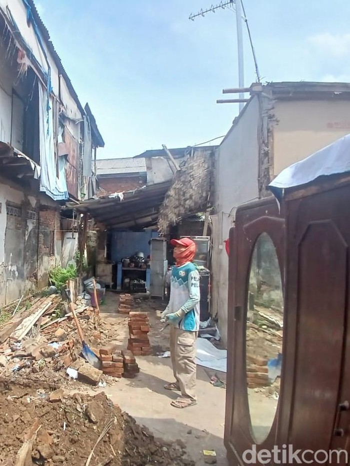 Penampakan Rumah Diding Boneng yang Roboh