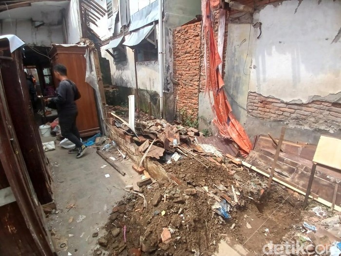 Penampakan Rumah Diding Boneng yang Roboh
