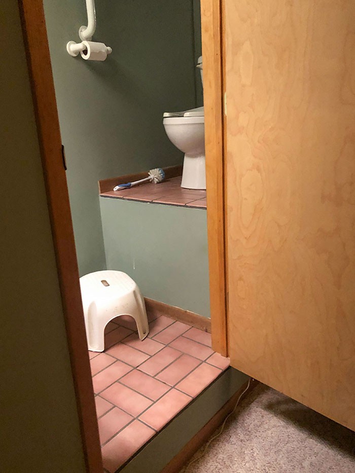 9 Desain Interior Super Aneh, Ada Toilet Bikin Pengguna Berasa Lagi ...