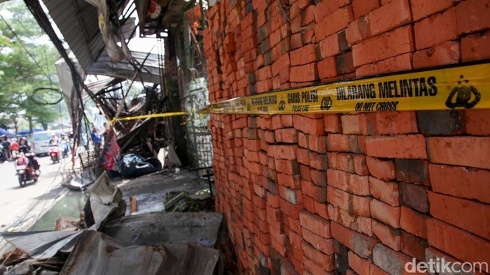 Penampakan Toko Material Hangus Terbakar di Tangsel