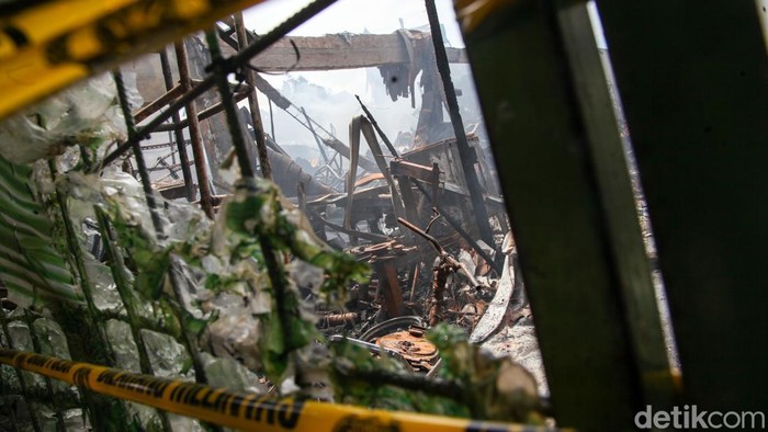Penampakan Toko Material Hangus Terbakar di Tangsel