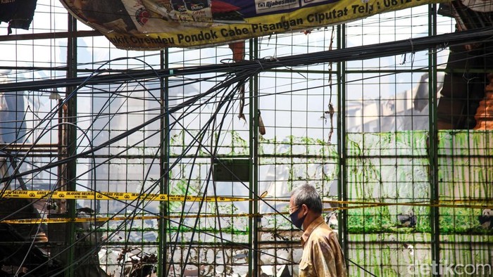 Penampakan Toko Material Hangus Terbakar di Tangsel