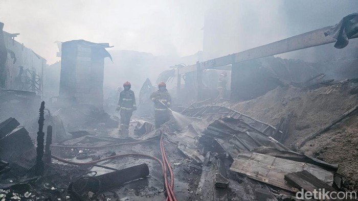 Penampakan Toko Material Hangus Terbakar di Tangsel