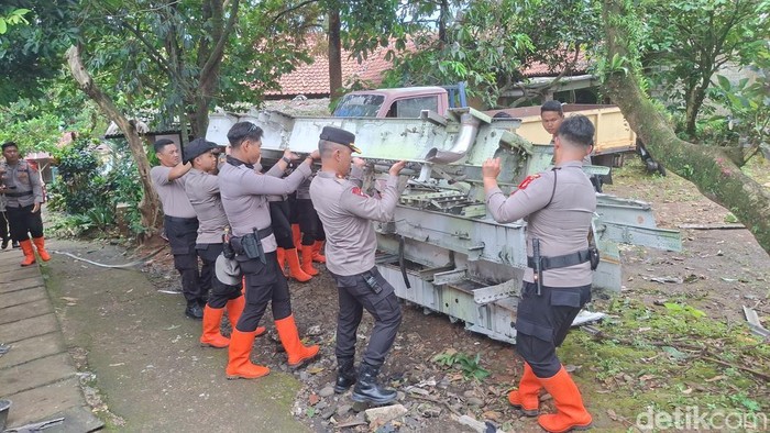 Polisi dan TNI Evakuasi Potongan Pesawat Timpa Rumah Warga di Kemang Bogor