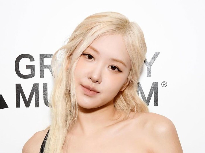 Rose BLACKPINK Nyamar Jadi Nenek-nenek Demi Main ke Rumah Pacar