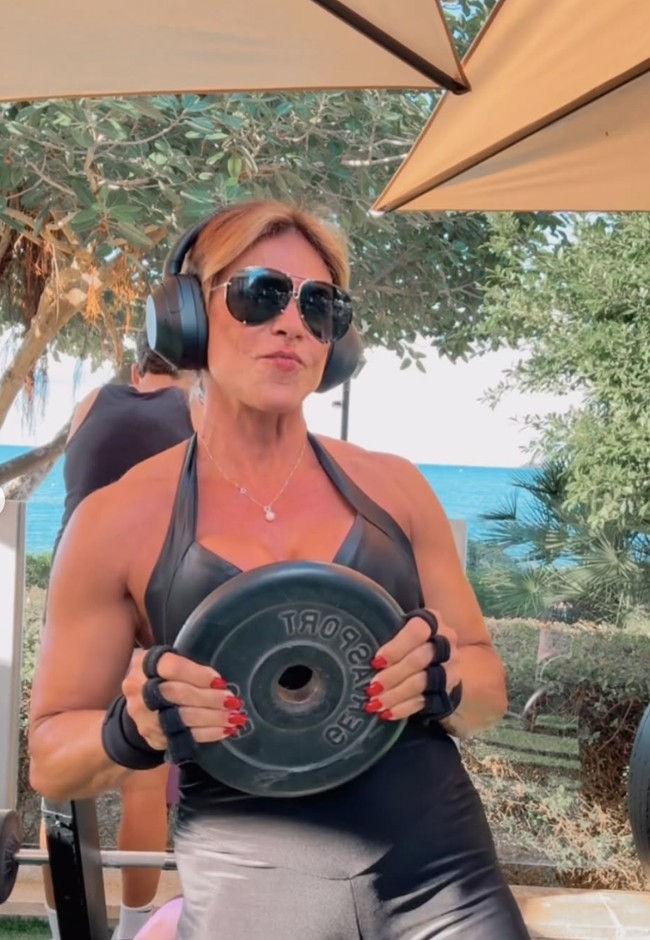 Potret Nenek 55 Tahun Punya Body Fit, Bikin Pria Berondong Terpikat