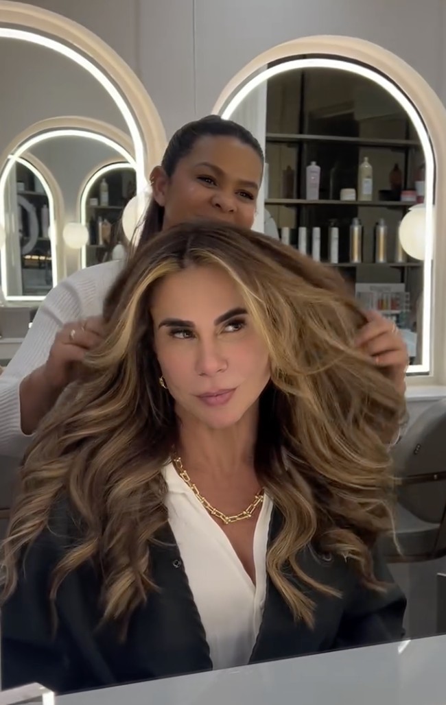 Potret Nenek 55 Tahun Punya Body Fit, Bikin Pria Berondong Terpikat