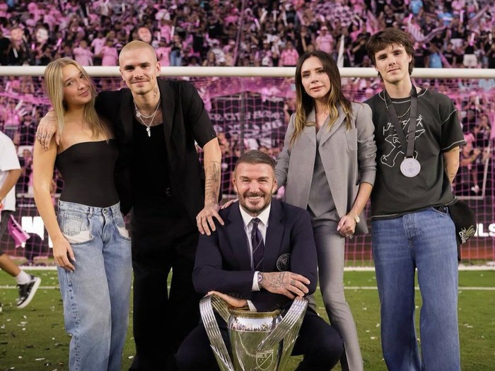 Drama Makin Panas! Brooklyn Beckham Tak Ada di Foto Tahun Baru David ...