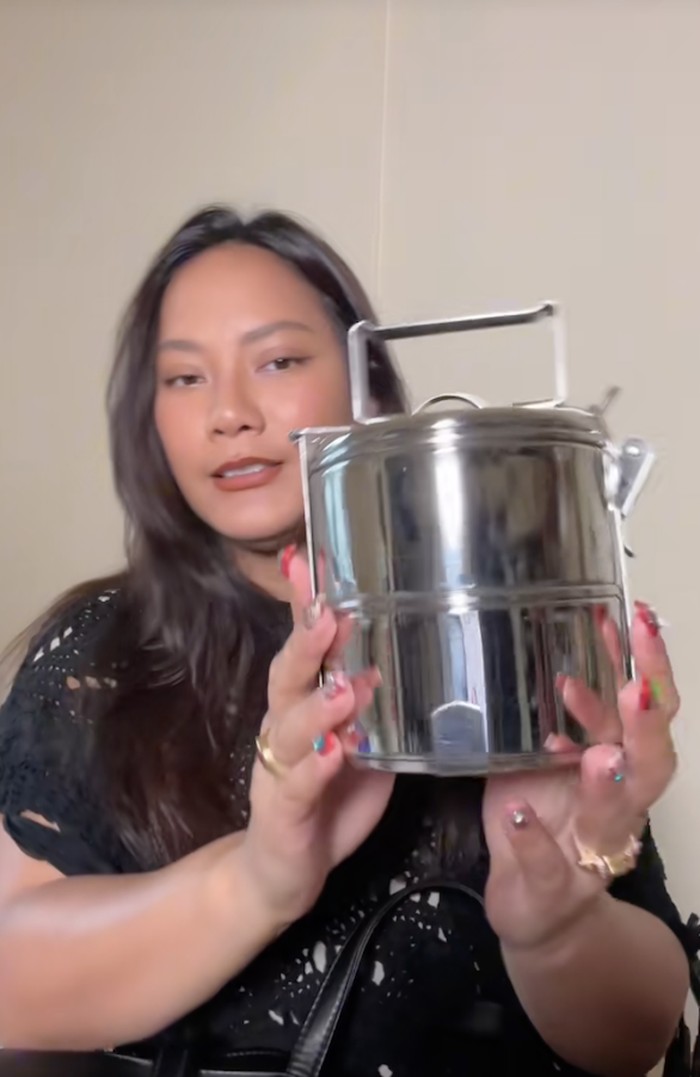 Nggak Expect! Tara Basro Bawa Rantang Makan hingga Labu di Dalam Tas
