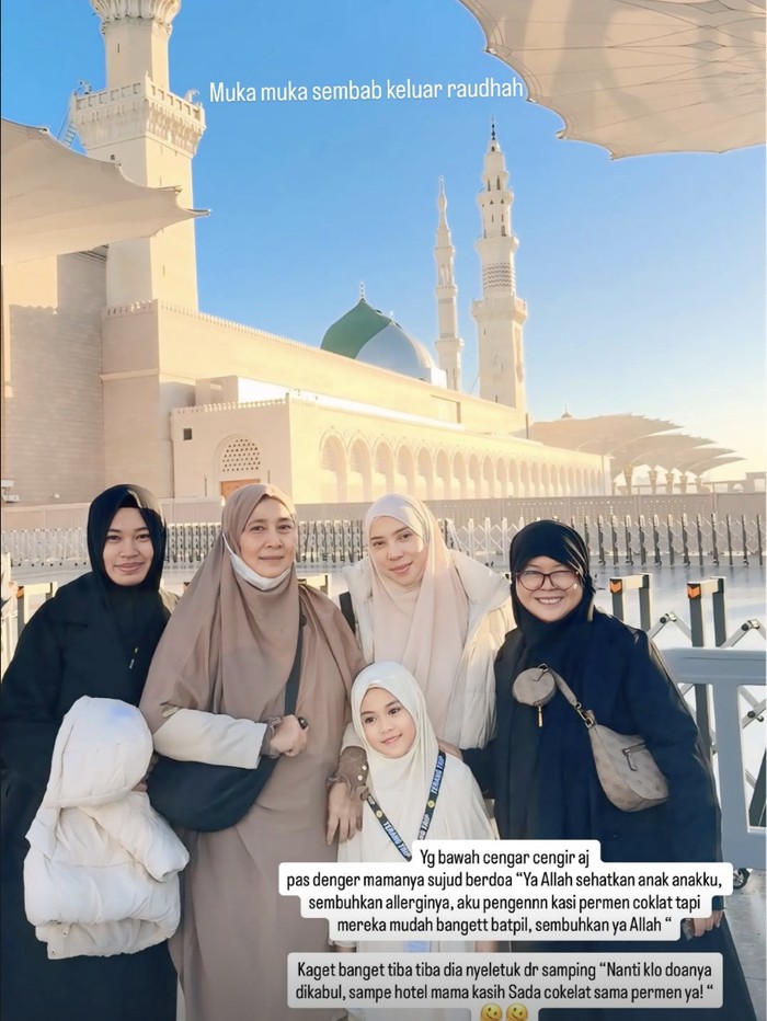 Momen Haru Celine Evangelista dan Fitri Tropica Bawa Anak Umrah