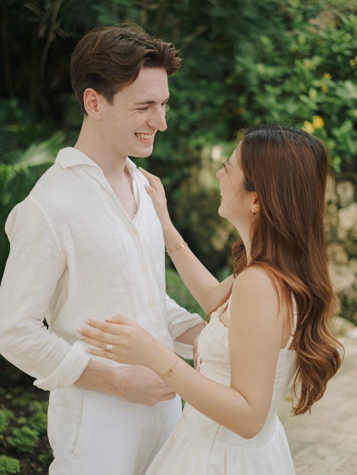 Jennifer Christie Dilamar Mas Bule: Yes, Yes, Yes!