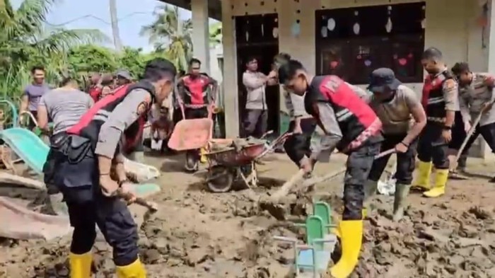 Polisi dan Masyarakat Pidie Jaya Gotong-royong Percepat Pemulihan Fasum ...