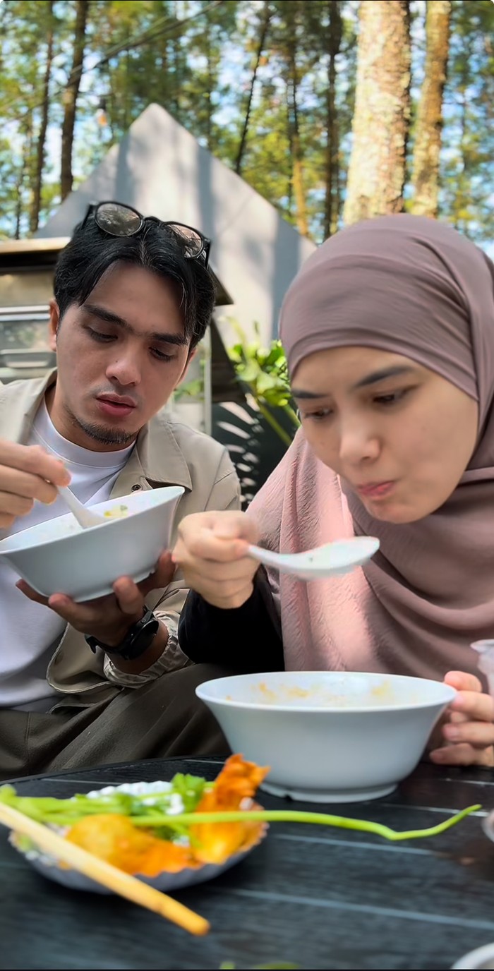 12 Tahun Menikah, Ricky Harun dan Herfiza Kompak Kulineran Serasa Food ...