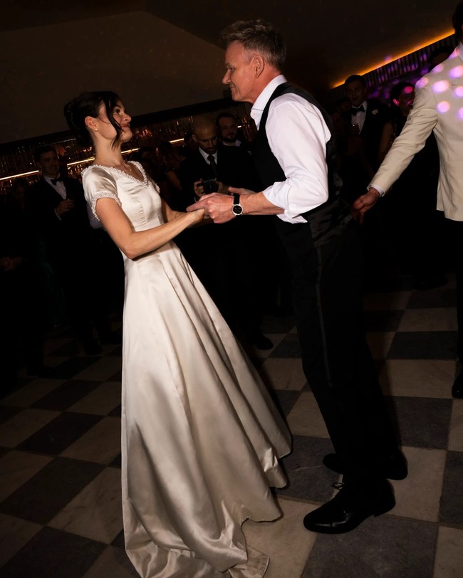8 Foto Pernikahan Putri Gordon Ramsay, Terungkap Pakai Gaun Pengantin ...