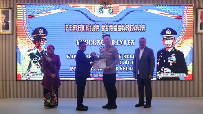 Program CETAR-Siskamling Bawa Kapolres Tangsel Terima Penghargaan ...