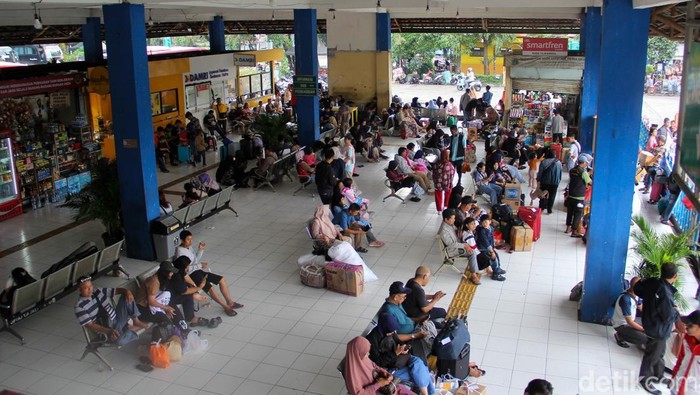 Terminal Kampung Rambutan Ramai Penumpang di Akhir Libur Nataru