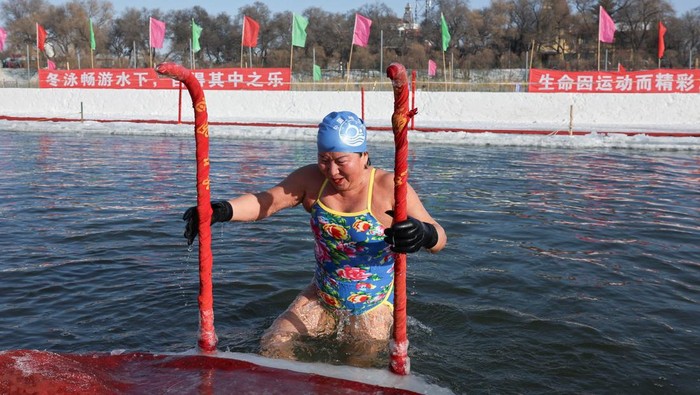 Lomba Renang Air Es Warnai Festival Salju Harbin