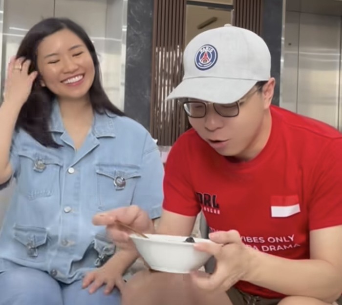 Seru! Dr Richard Lee Kompak Review Makanan Bareng Istri