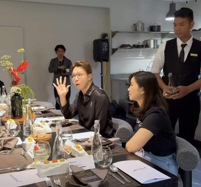 Seru! Dr Richard Lee Kompak Review Makanan Bareng Istri