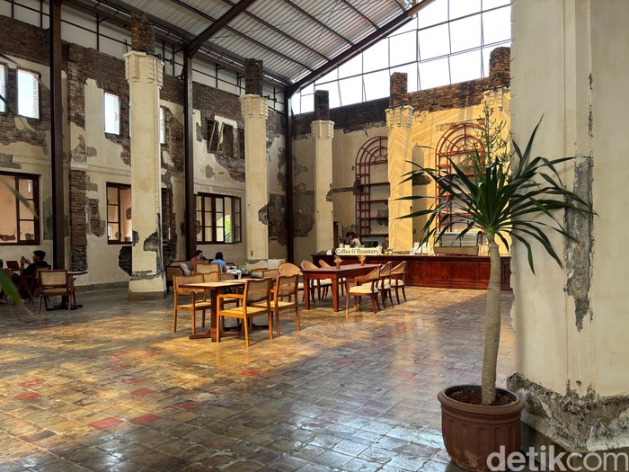 Estetik Abis! Ada Kafe dalam Lapangan Padel yang Mirip Kastil di Jaksel