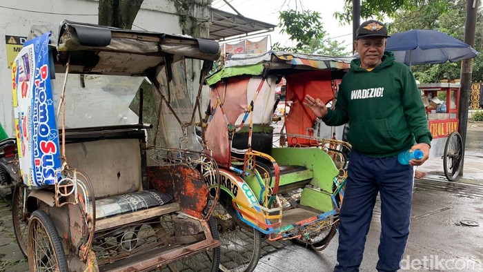 Becak, Usia dan Doa Istri yang Menjaga Nana Tetap Bertahan