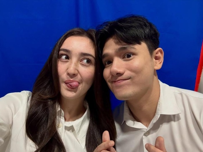 Cie... Ranty Maria dan Rayn Wijaya Foto Background Biru Jelang Nikah