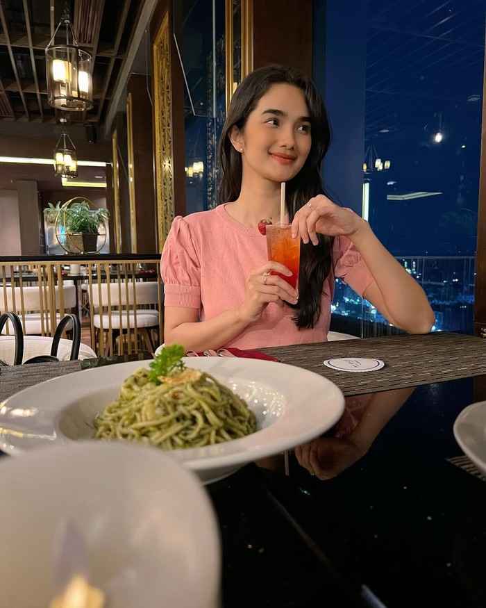 Hobi Kulineran, Ini Momen Faby Marcelia Cicip Pasta dan Dessert