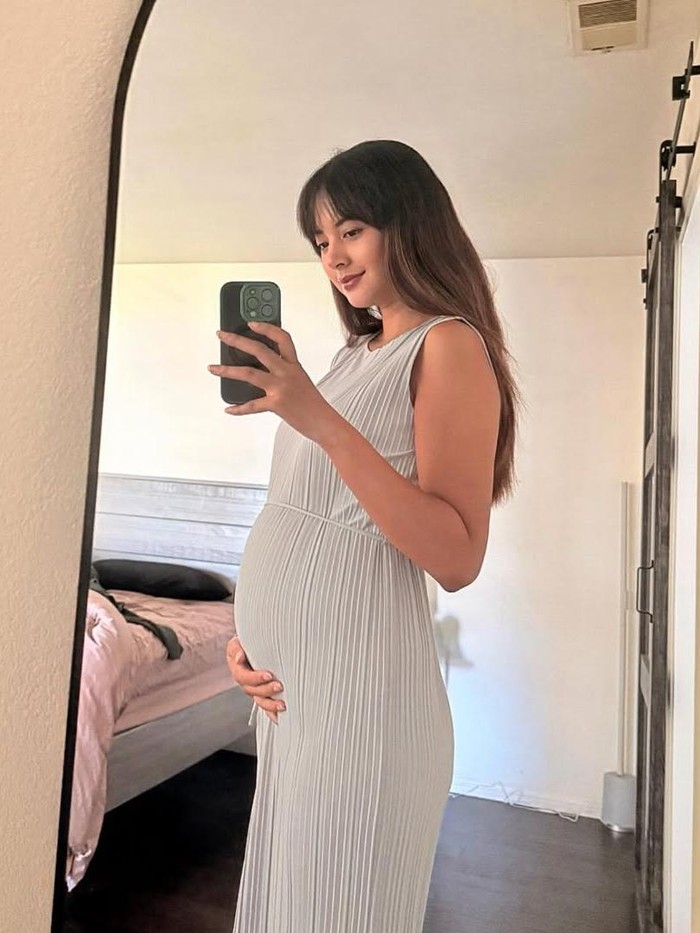 Aurelie Moeremans, Bumil dengan Pesona Senyuman Manis